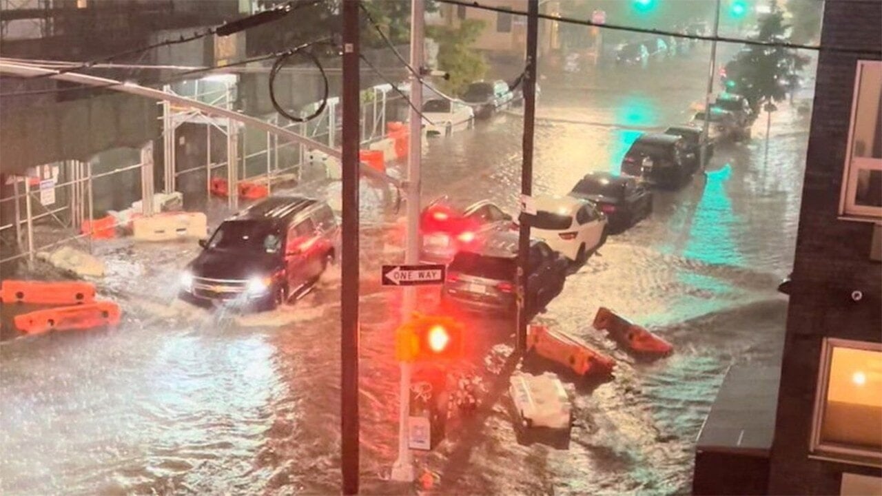 New York'ta sel ve fırtına 10 binden fazla kişiyi elektriksiz bıraktı ...