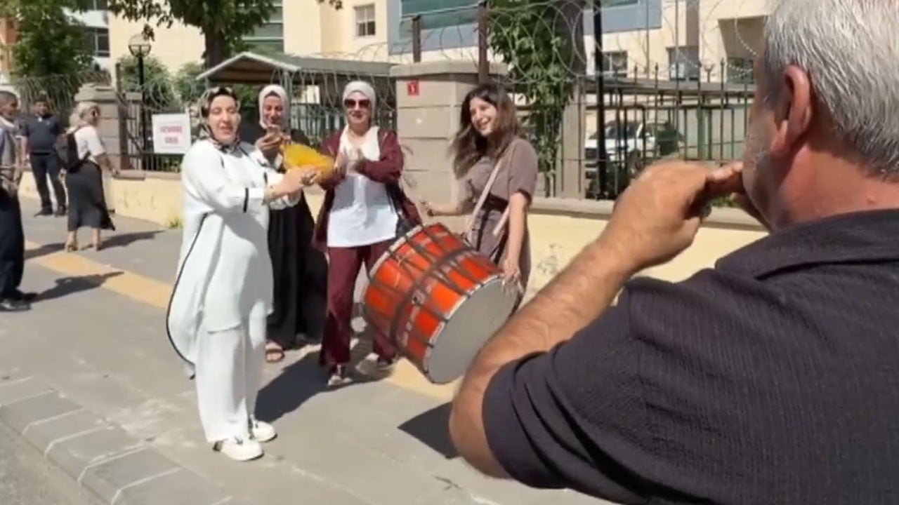 Bu da boşanma halayı! 24 yıllık evliliğin bitişini davul zurnayla ...