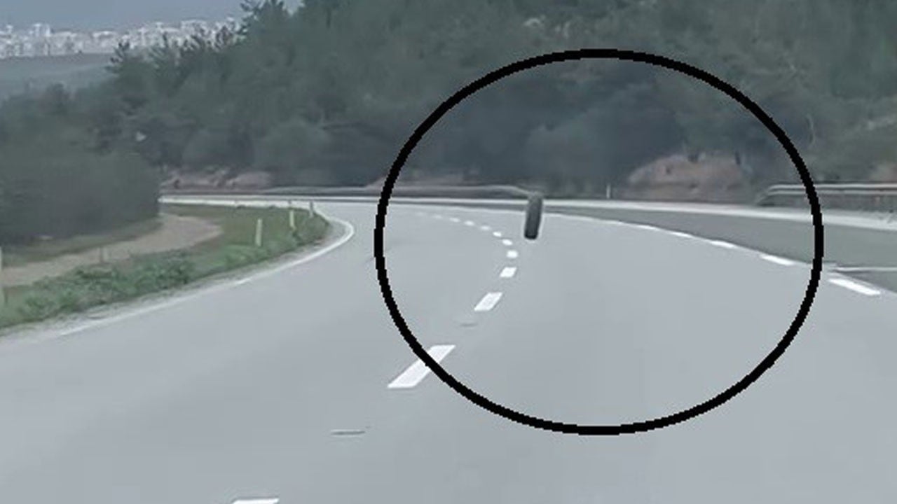 Otobanda korkutan anlar! Seyir halindeki tırın lastiği fırladı - Yeni Akit
