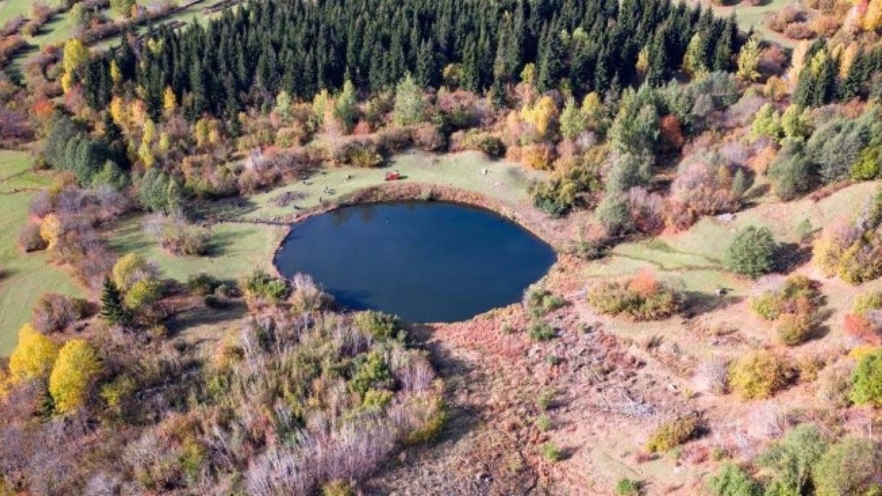 Adeta insan gözünü andırıyor! Şavşat'ın gözü havadan görüntülendi ...