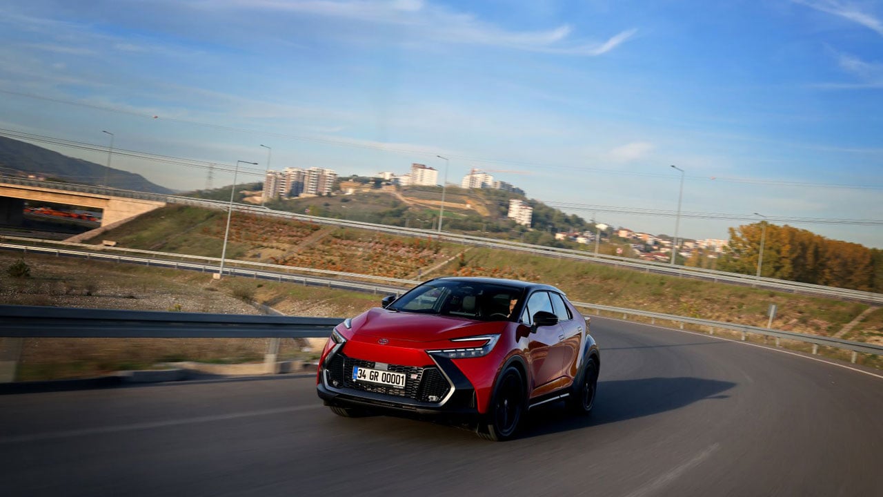 Toyota C-HR Hybrid GR SPORT sahnede! İşte Türkiye fiyatı - Yeni Akit