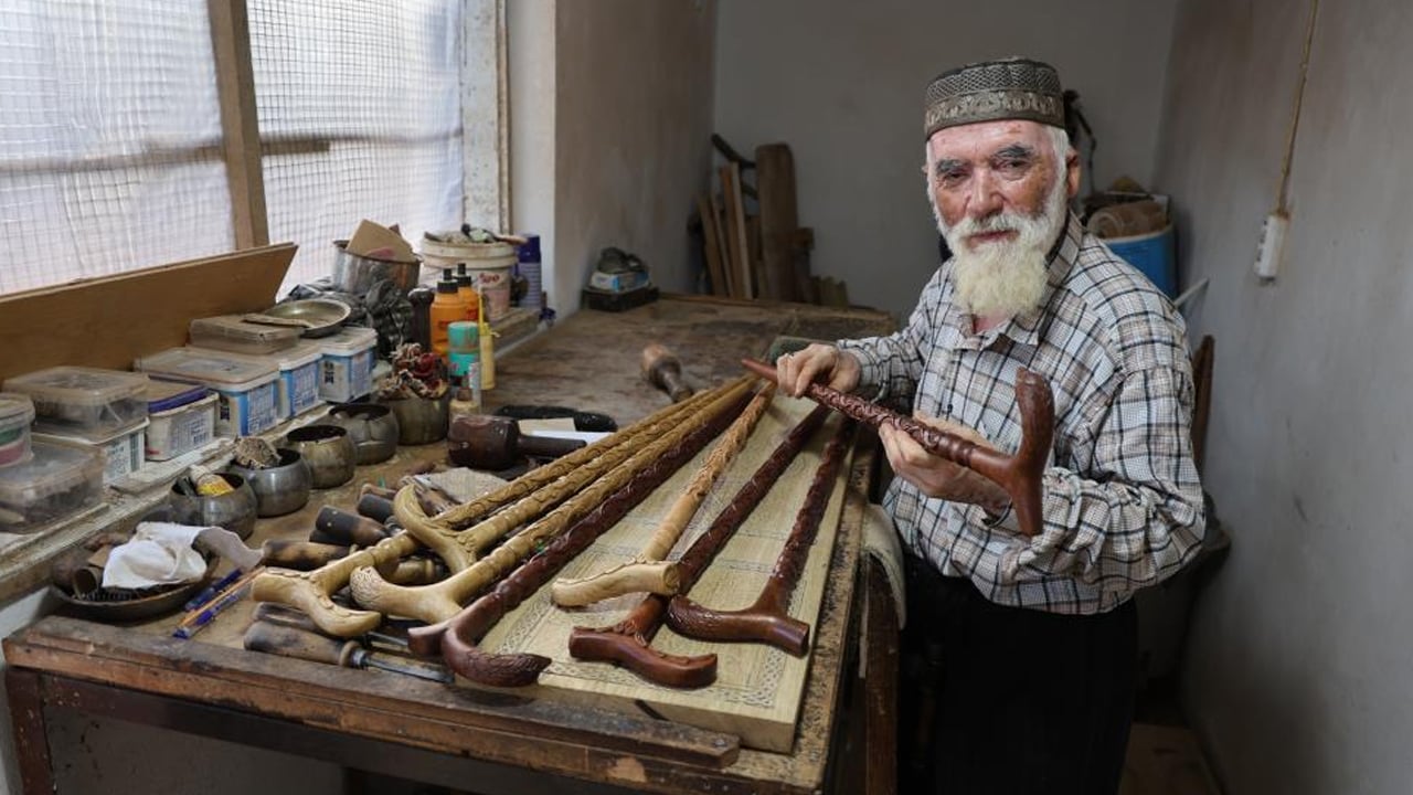 66 yaşındaki Adem dede 50 yıldır baston üretiyor - Yeni Akit