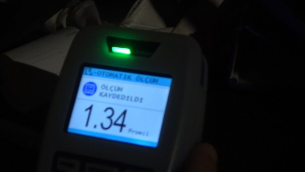 Akıl tatilde! Alkolik sürücünün yırtma taktiğine bakın - Yeni Akit