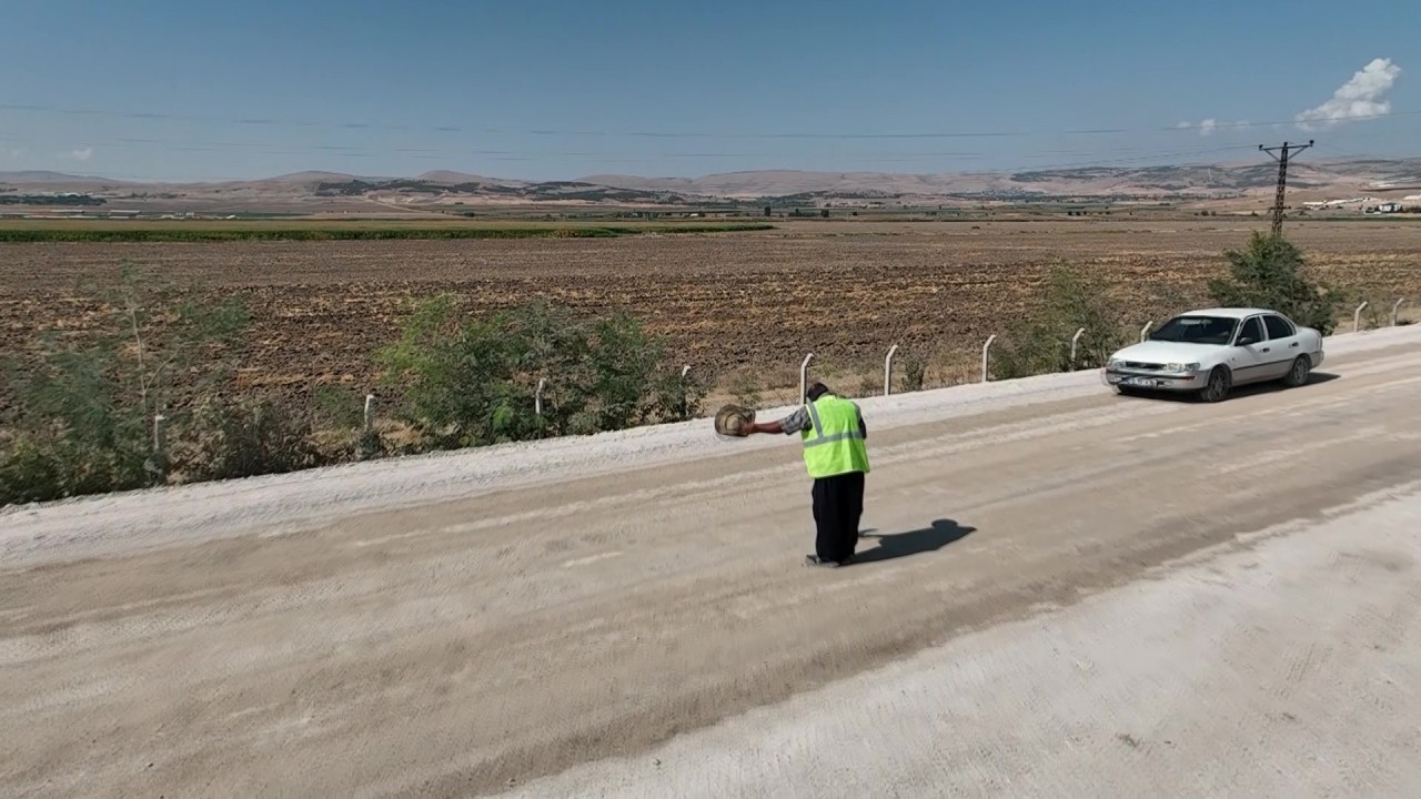 Amasya’da yol işçisi düdüğüyle trafiği yönetiyor, sürücülere moral ...