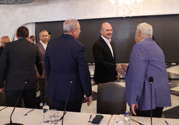 Bakan Soylu, azınlık vakıflarının temsilcileriyle bir araya geldi ...