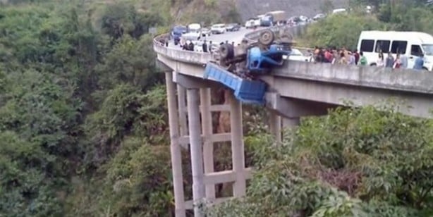 Başlarına gelen kazalardan kıl payı kurtulanlar - Yeni Akit