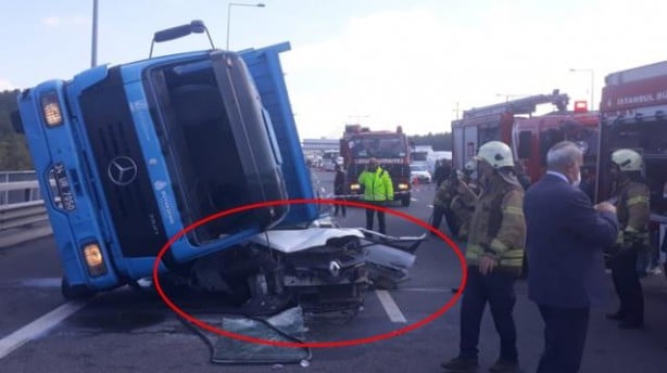 Beton blok taşıyan TIR otomobilin üzerine devrildi! Feci kaza - Yeni Akit