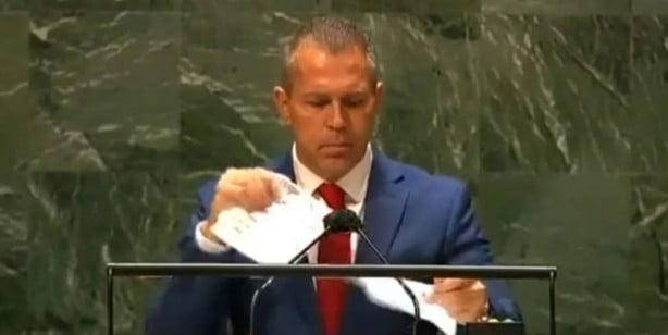 BM'ye kafa tuttu... İşgalci İsrail'in temsilcisi kürsüde BM raporunu ...
