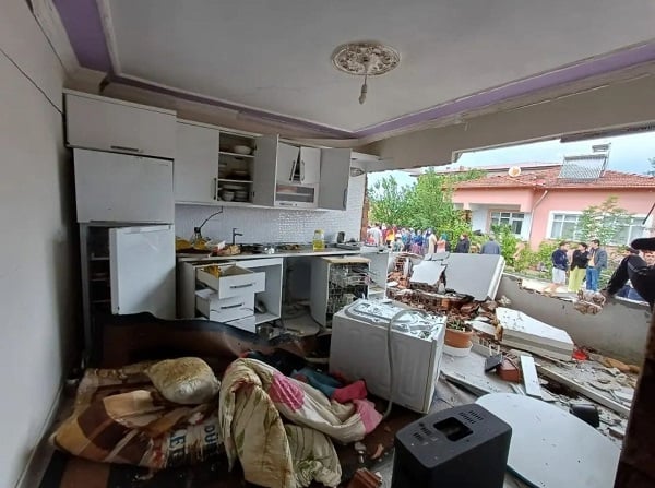 Bomba gibi patladı! Evin duvarı yıkıldı - Yeni Akit