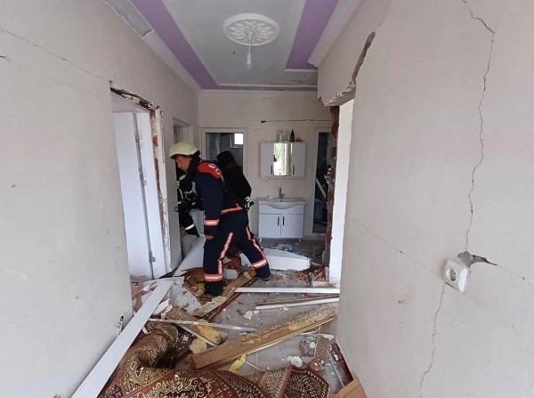Bomba gibi patladı! Evin duvarı yıkıldı - Yeni Akit