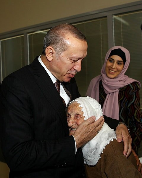 Cumhurbaşkanı Erdoğan, 105 yaşındaki Fikriye ninenin elini öptü - Yeni Akit