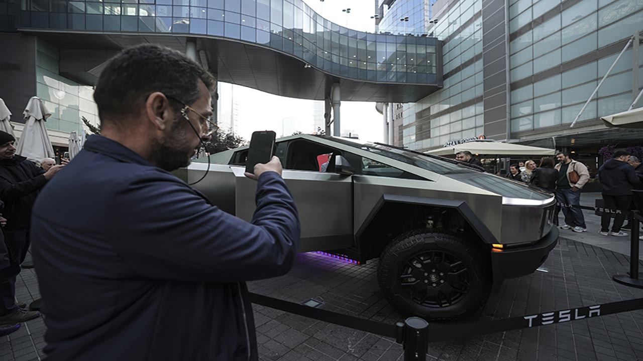 Cybertruck Ankara’da! Tesla'nın yeni modeli yoğun ilgi görüyor - Yeni Akit