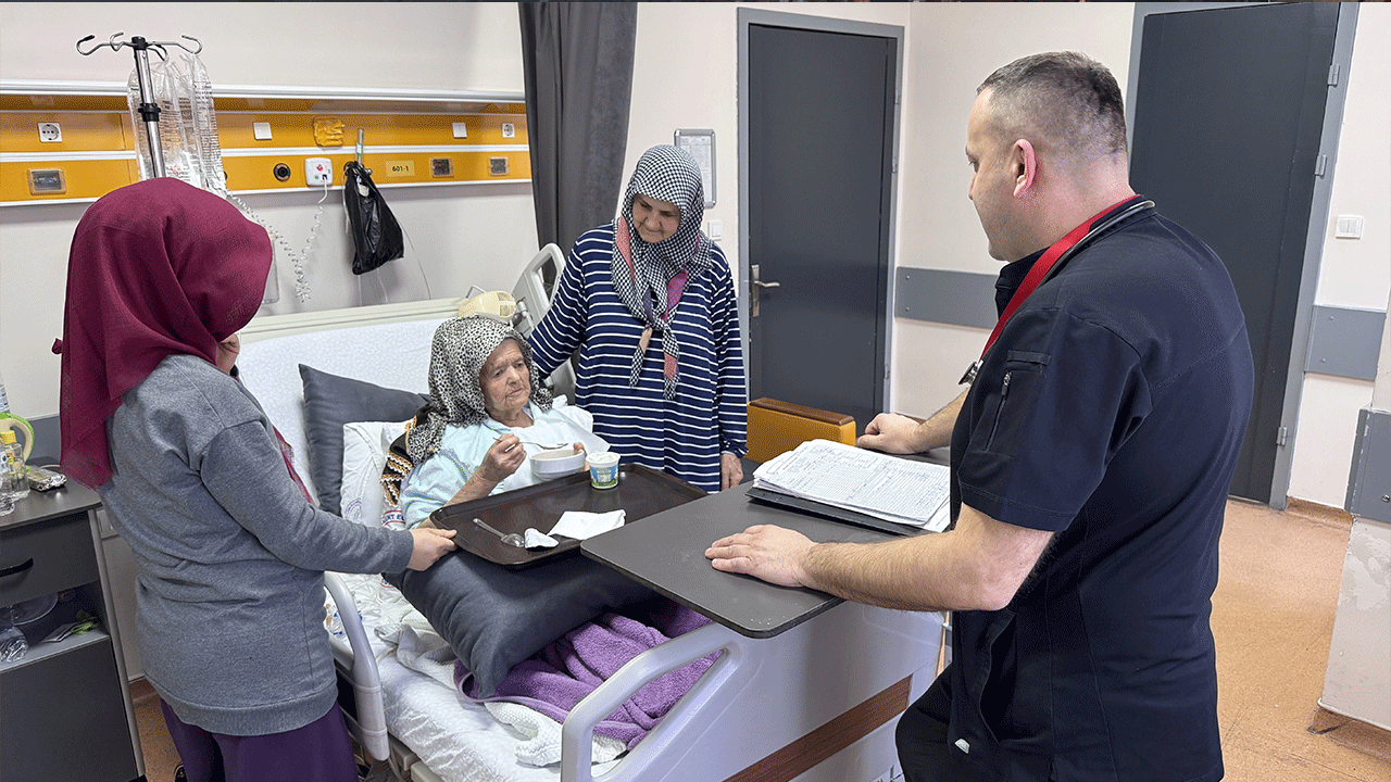 Doktorları bile şok eden hasta! 28 hurma ve 35 zeytin çekirdeği, 5 tane ...