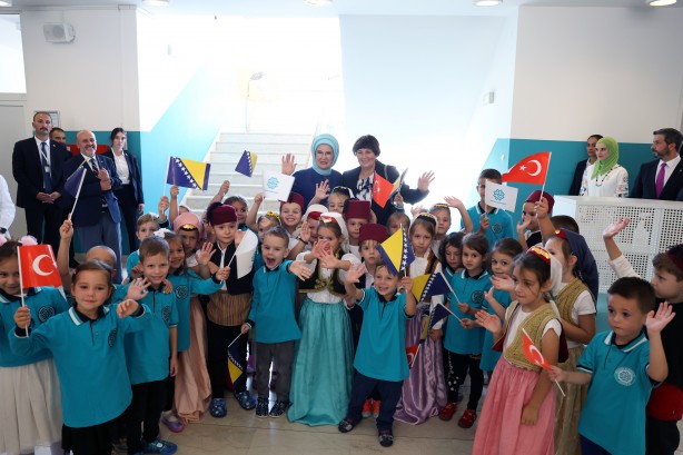 Emine Erdoğan Türkiye Maarif Vakfı okulunu ziyaret etti - Yeni Akit
