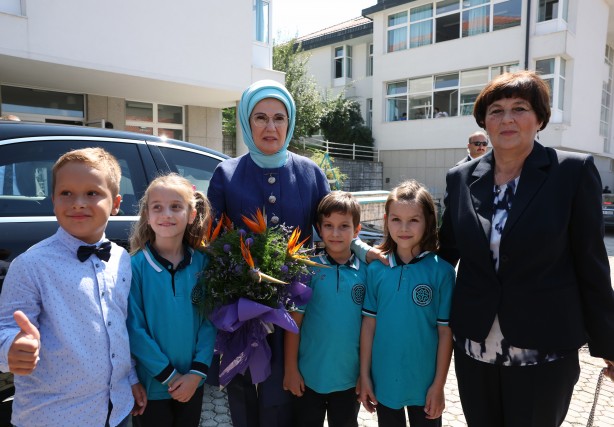 Emine Erdoğan Türkiye Maarif Vakfı okulunu ziyaret etti - Yeni Akit