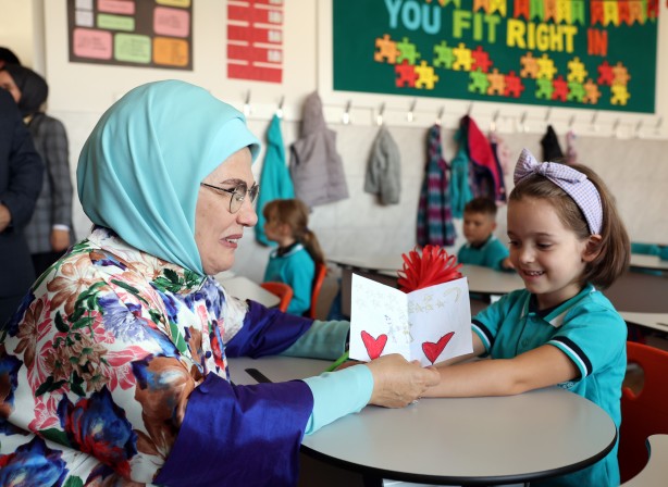 Emine Erdoğan Türkiye Maarif Vakfı okulunu ziyaret etti - Yeni Akit