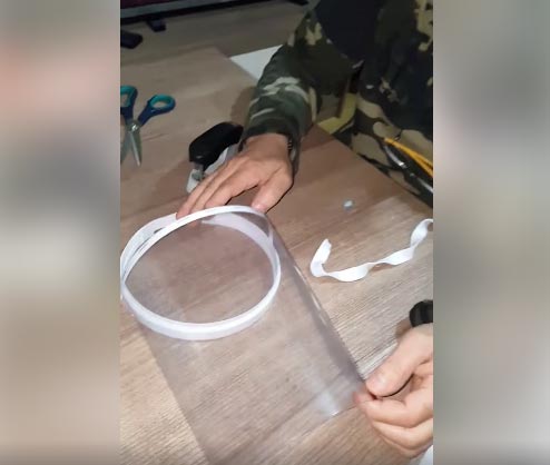 Evde çok basit maske yapımı şeffaf dosya ile maske yapımı - Yeni Akit