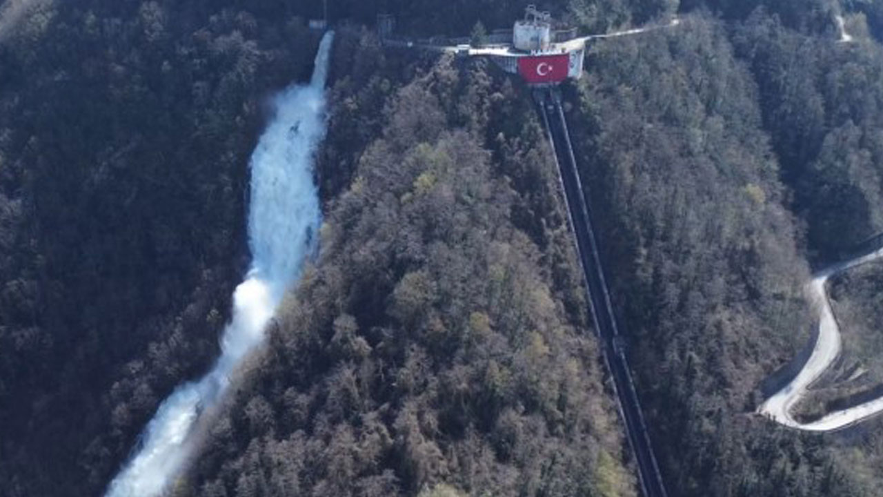 Giresun’da doğal şölen! HES’ten tahliye edilen su muhteşem bir şelale ...