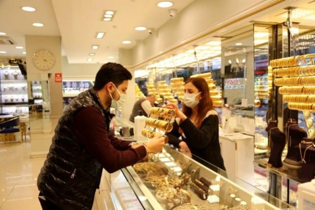 Gözler Merkez'de! Vatandaşlar kuyumculara akın etti - Yeni Akit
