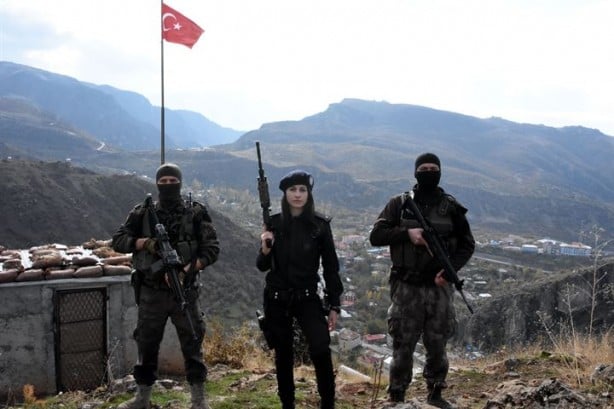Gündüz vatan nöbetinde, akşam kick boks eğitiminde - Yeni Akit