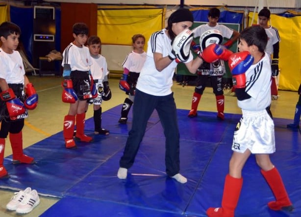 Gündüz vatan nöbetinde, akşam kick boks eğitiminde - Yeni Akit