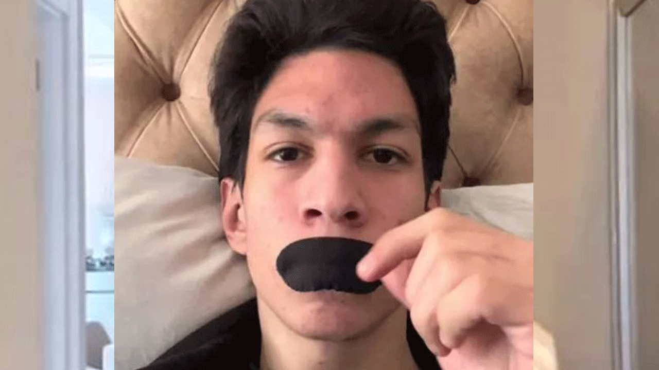 Her gün yeni bir rezalet! Şimdi de ağız bandı! Silin çocuklarınızın ...