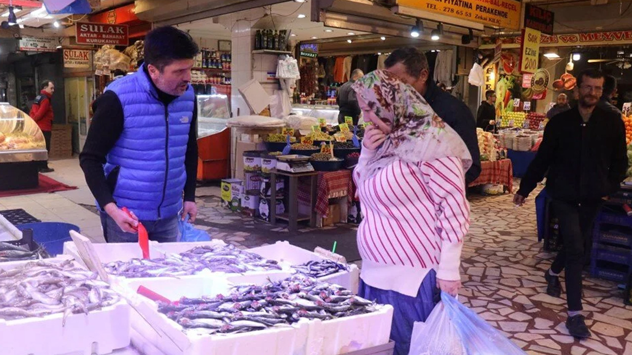 Her tezgahta bol bol var! Uygun fiyatıyla hamsiyi geride bıraktı - Yeni Akit