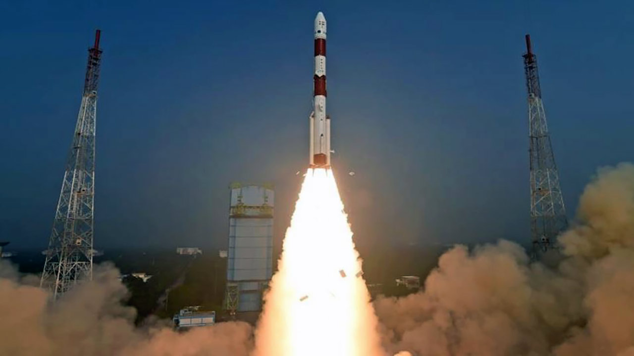 Hindistan iki uydu taşıyan ilk roketini fırlattı! - Yeni Akit