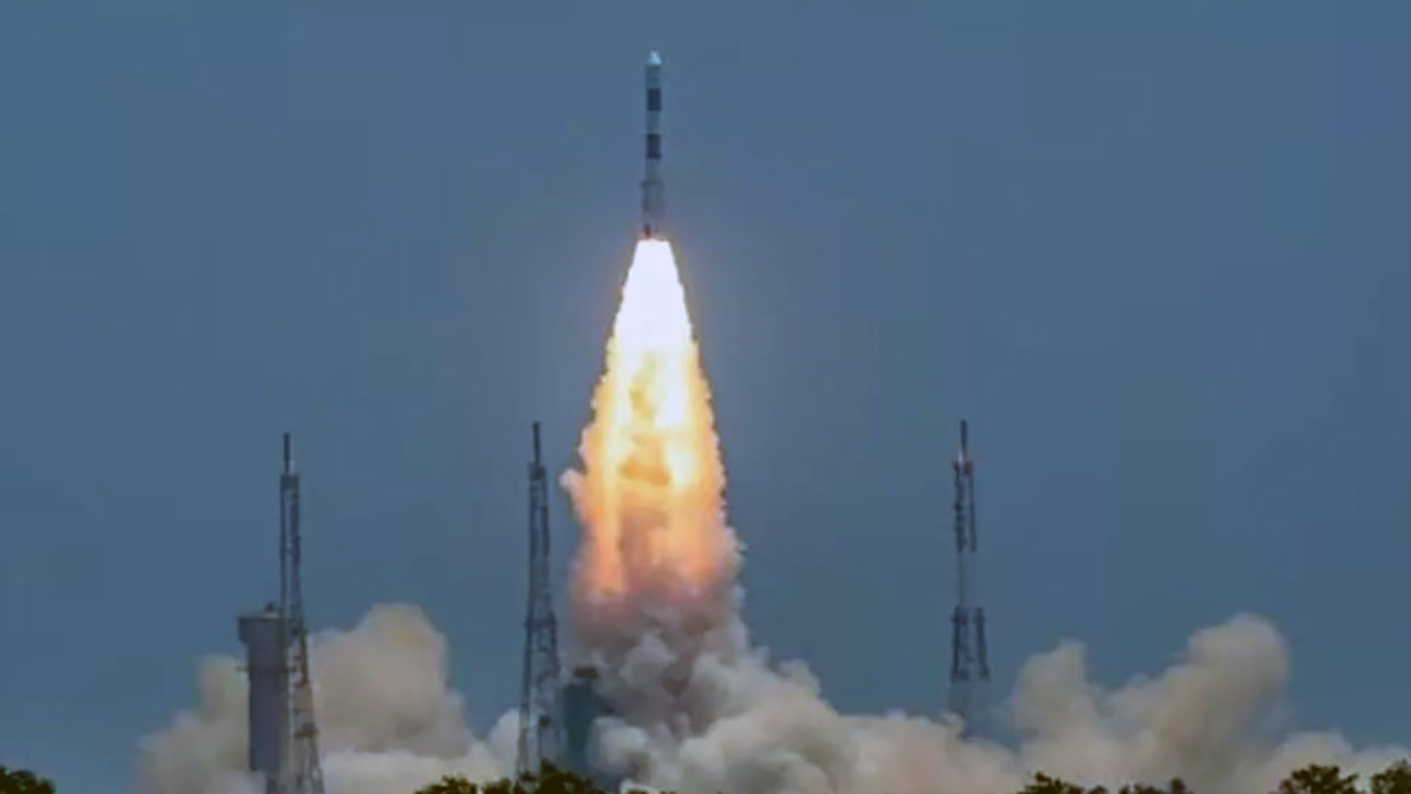 Hindistan iki uydu taşıyan ilk roketini fırlattı! - Yeni Akit