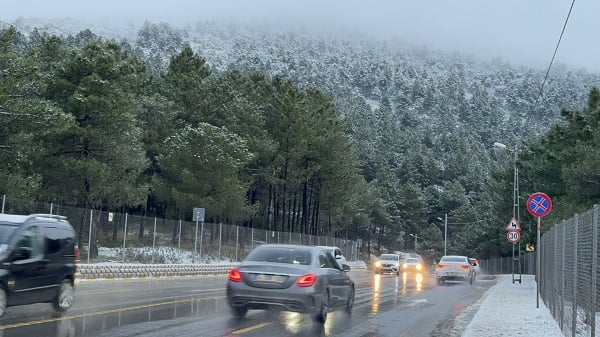 İstanbullular güne karla uyandı - Yeni Akit