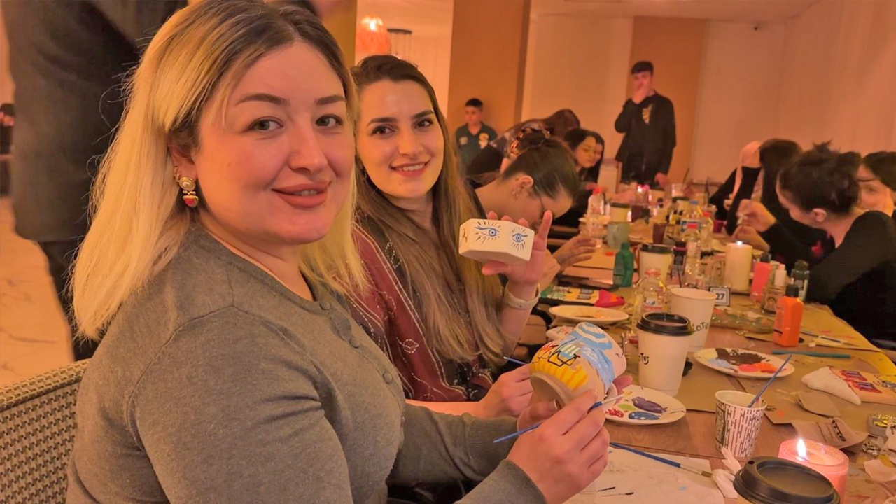 Kadınlar seramik ve boyama etkinliğinde becerilerini gösterdi: Hünerli eller, seramik kaplara ...