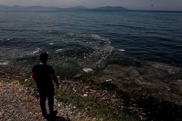 Maalesef 'normal'leştik! Deniz kıyısı pislik içinde - Yeni Akit
