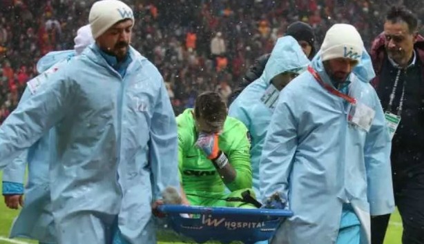 Muslera sahadan sedye ile ayrıldı - Yeni Akit