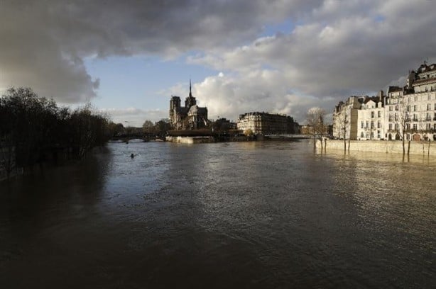 Paris’in sembolü Seine Nehri taştı - Yeni Akit