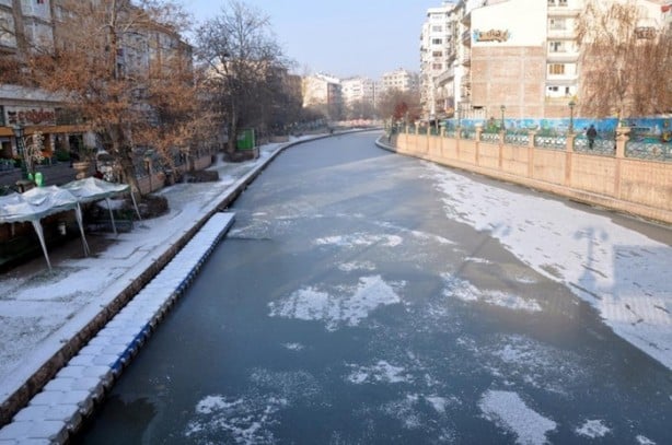 Porsuk çayı buz tuttu - Yeni Akit
