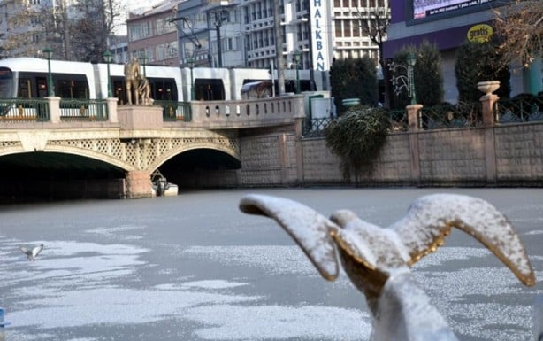Porsuk çayı buz tuttu - Yeni Akit