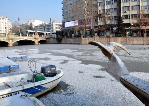 Porsuk çayı buz tuttu - Yeni Akit