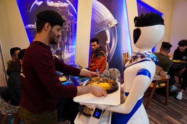 Robot garsonların işe başladığı restoran doldu taştı - Yeni Akit