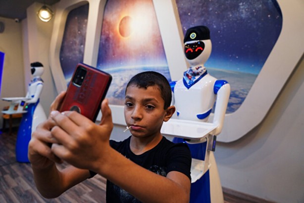 Robot garsonların işe başladığı restoran doldu taştı - Yeni Akit