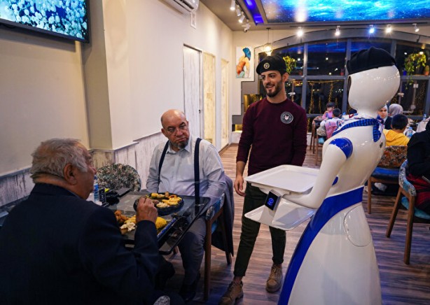 Robot garsonların işe başladığı restoran doldu taştı - Yeni Akit