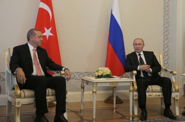 Rusya görüşmesinde 'tabak' jesti - Yeni Akit