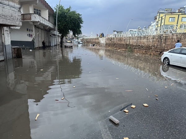 Şanlıurfa'da sağanak hayatı felç etti - Yeni Akit