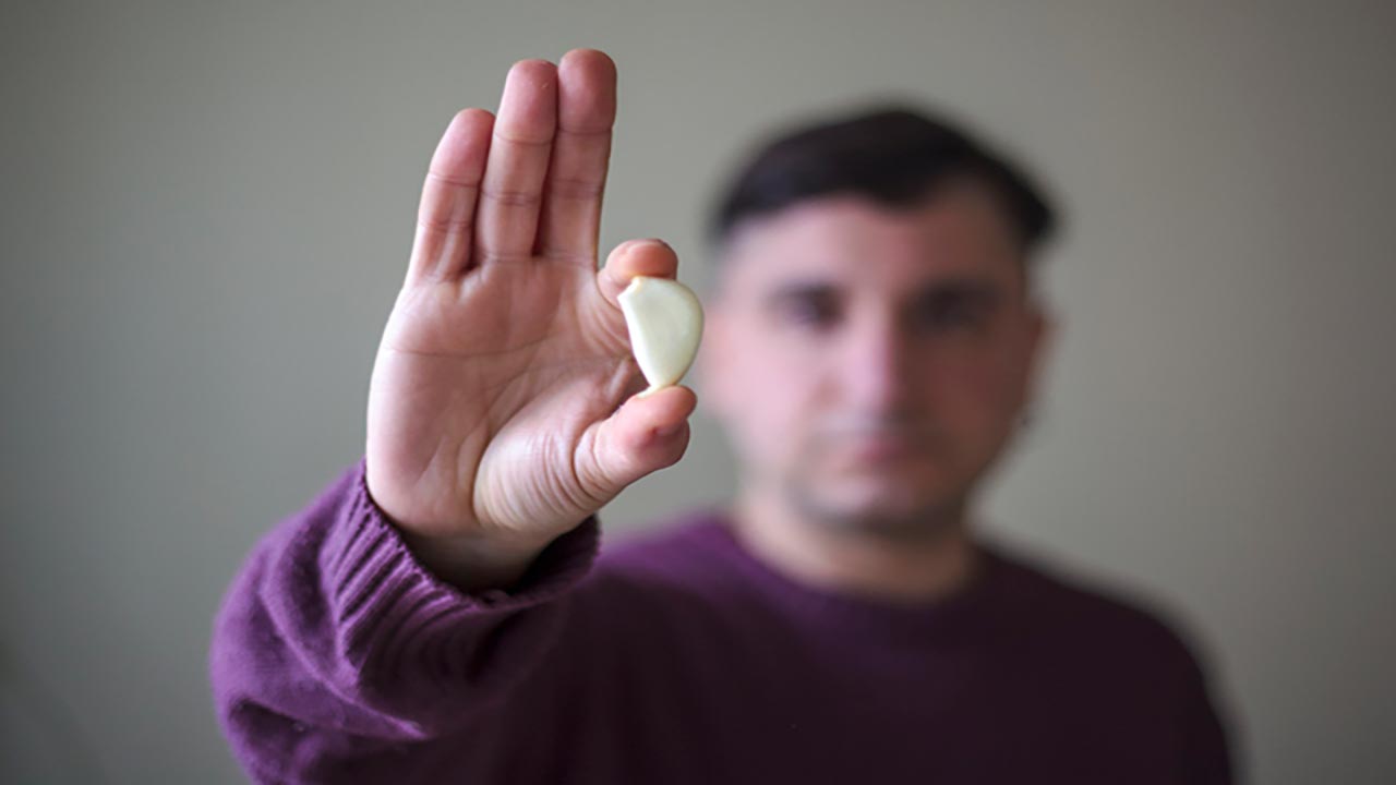 Sarımsakla sivilce tedavisi mi? Sosyal medyada yeni akım gündemde ...