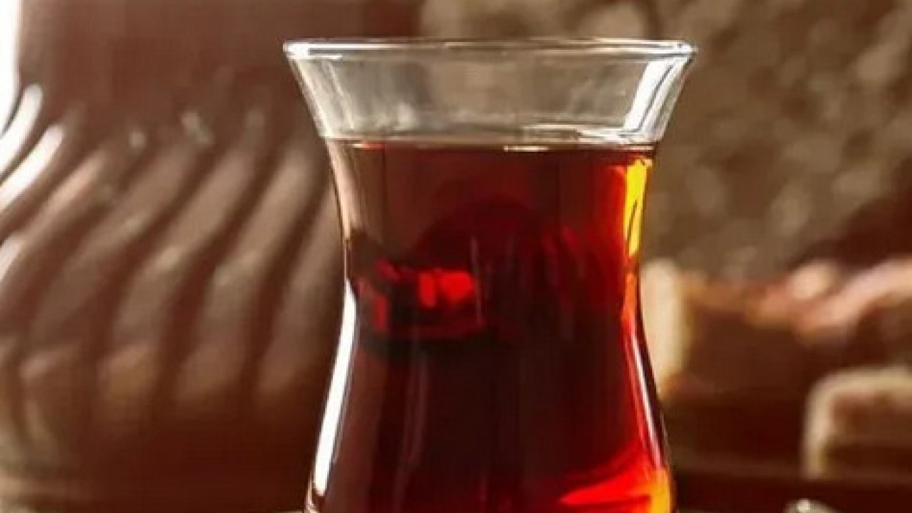 Çayı demlenirken sudaki ağır metalleri azaltıyor: Yeşil çay, toz çay ...