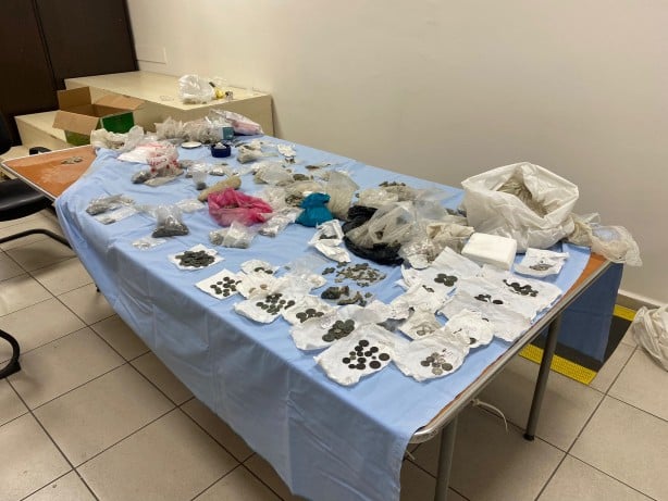Tam 8 bin 979 adet! Ele geçirildiler - Yeni Akit
