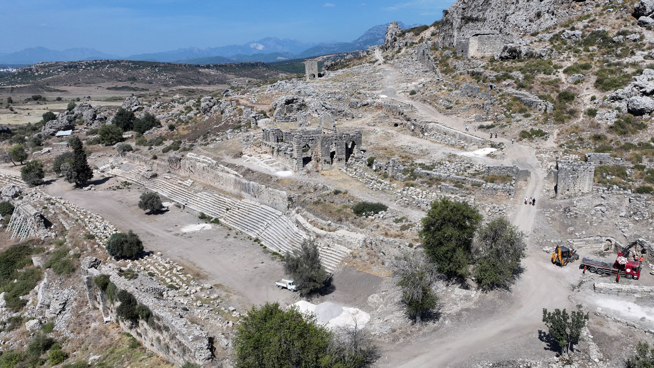 Tarihin önemli simgesiydi! Menodora’nın mezarı Sillyon’da bulundu ...