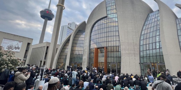 Tek Allah'a ibadet onları İslam'a yönlendirdi - Yeni Akit