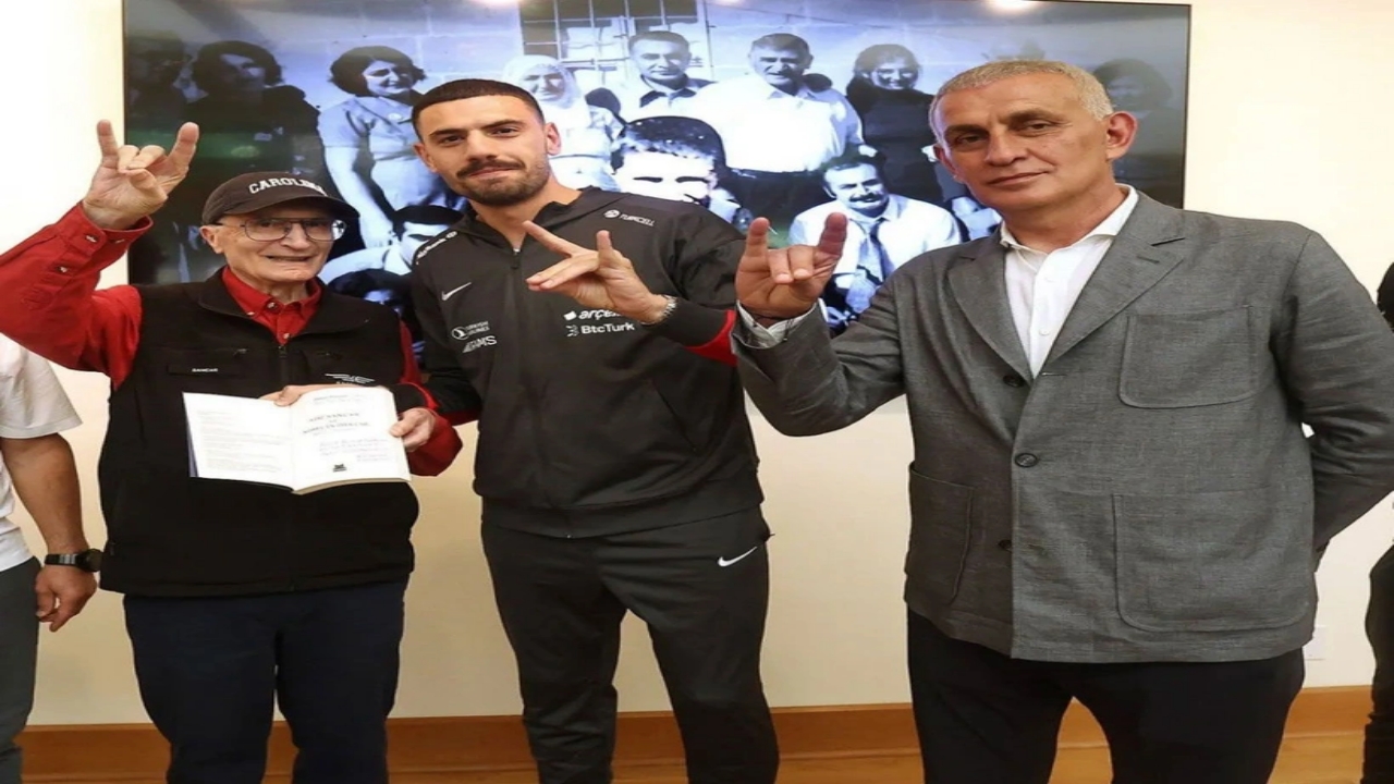 TFF Başkanı, milli futbolcular ve Aziz Sancar hep birlikte "bozkurt" selamı verdi! O anlar olay ...