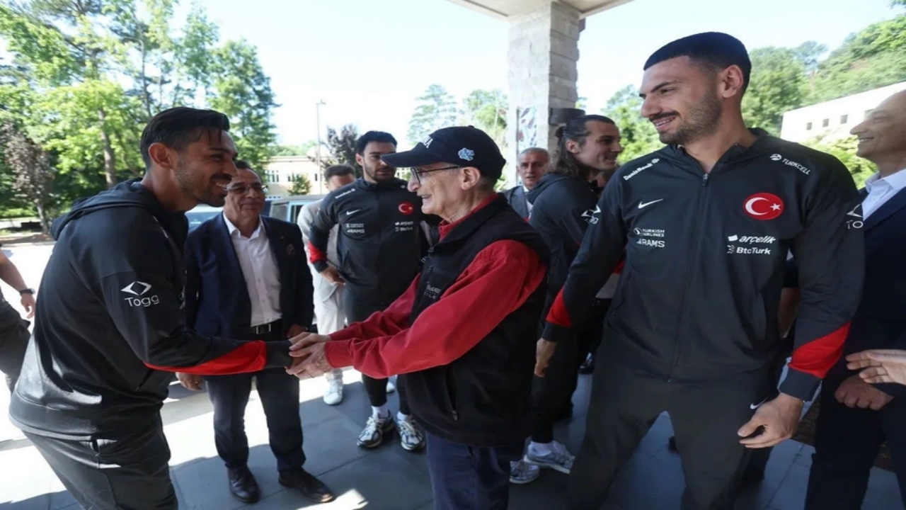 TFF Başkanı, milli futbolcular ve Aziz Sancar hep birlikte "bozkurt" selamı verdi! O anlar olay ...