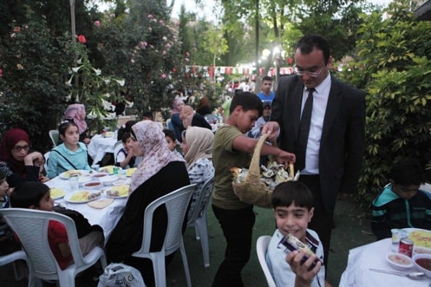 TİKA işgal altındaki El Halil'de iftar verdi - Yeni Akit